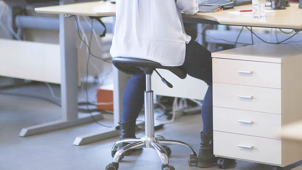 Sadelstol - Styrk kroppen med en ergonomisk stol | Lomax A/S